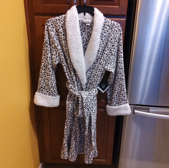 Echo | Intimates & Sleepwear | Nwt Echo Snow Leopard Plush Robe M L ...